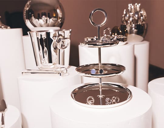 Gathering with friends around the table - Christofle